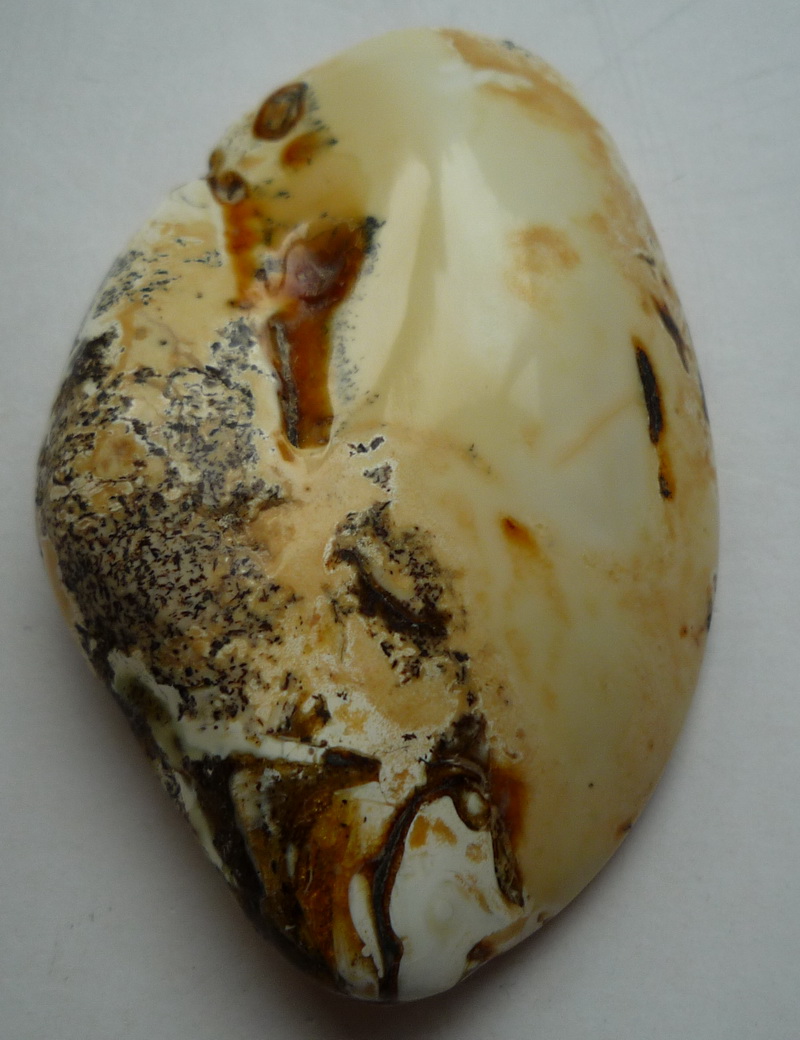 Weißer Bernstein, weißes Bersteinstück, white amber, Naturbernstein